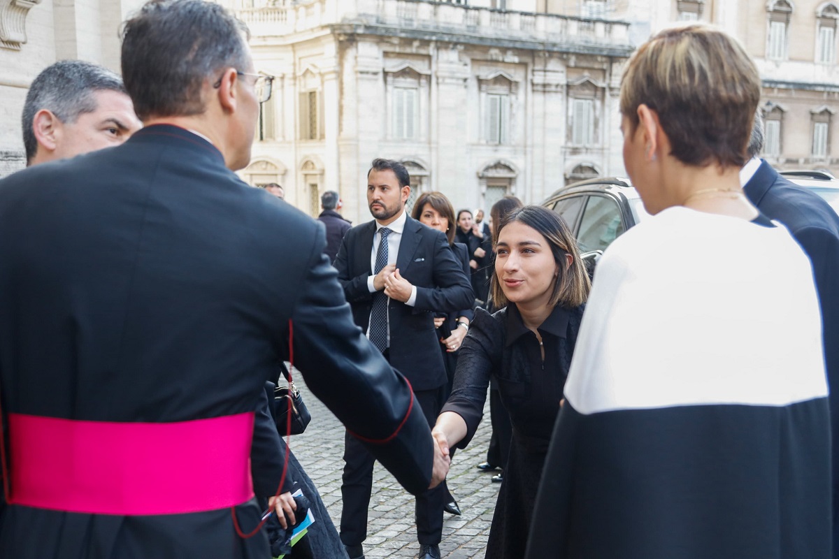 La Canciller y la Primera Dama de Colombia honran la memoria el Papa ...